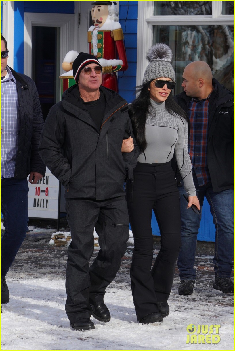 Jeff Bezos' Girlfriend Lauren Sanchez Braves Snowy Aspen Weather in a ...