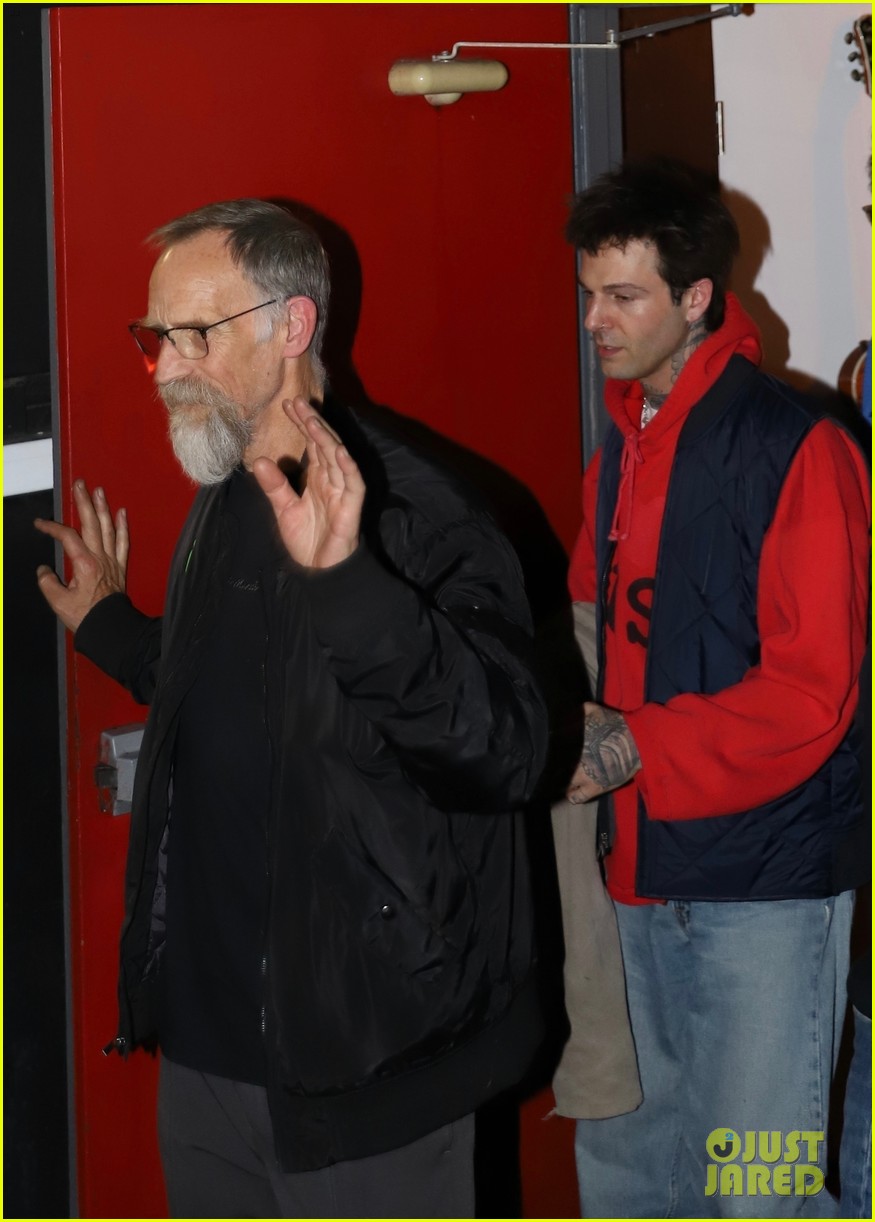 Billie Eilish & New Boyfriend Jesse Rutherford Attend Dora Jar Concert ...