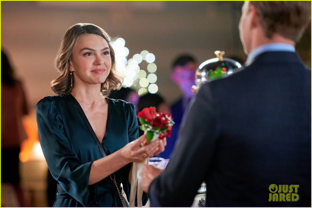 Aimee Teegarden & Tanner Novlan Go Back To High School in Hallmark's ...