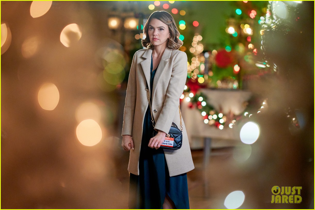 Aimee Teegarden & Tanner Novlan Go Back To High School in Hallmark's ...