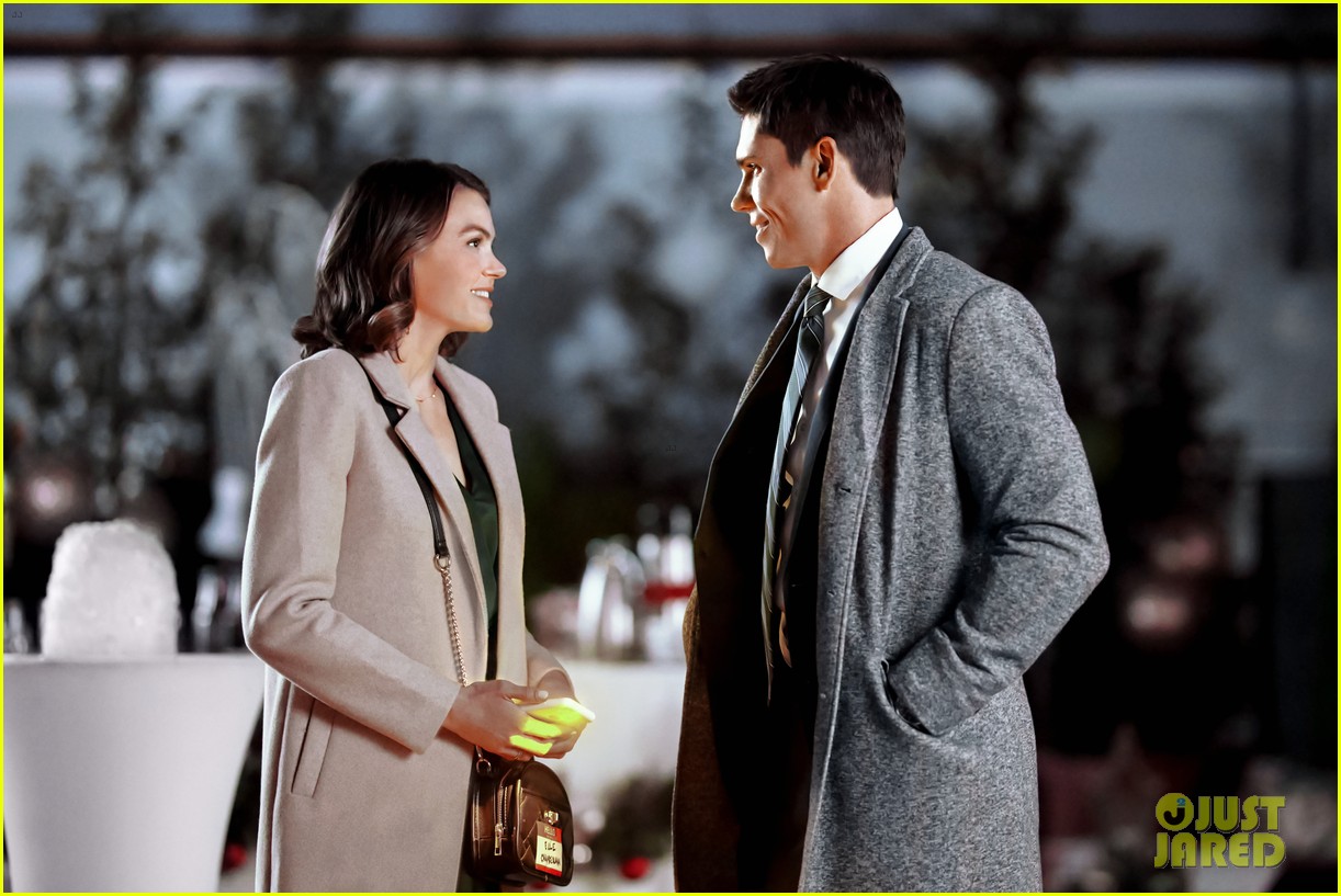 Aimee Teegarden & Tanner Novlan Go Back To High School in Hallmark's ...