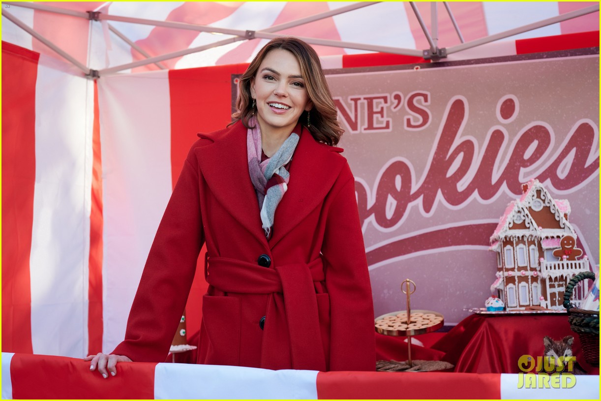 Aimee Teegarden & Tanner Novlan Go Back To High School in Hallmark's ...