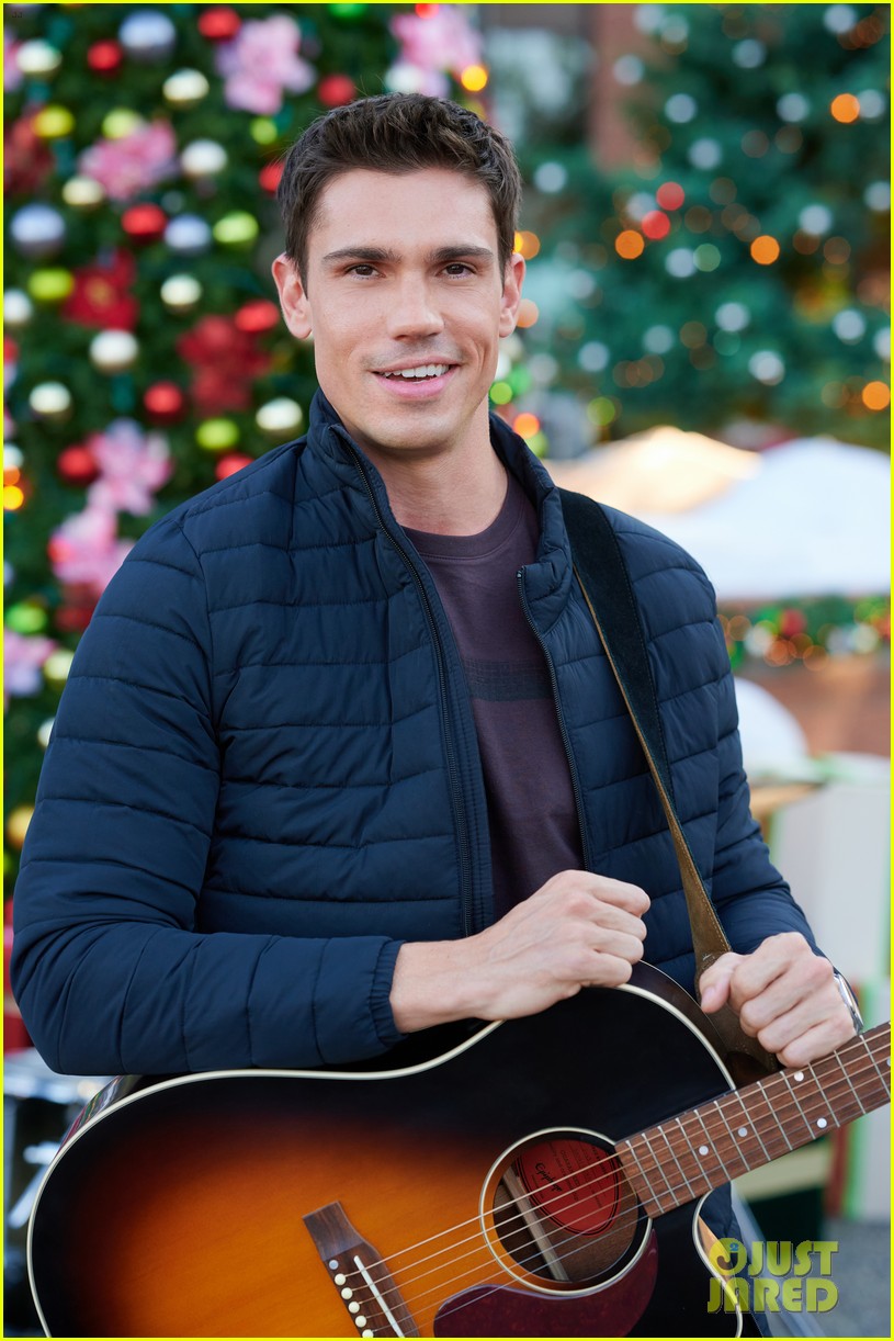 Aimee Teegarden & Tanner Novlan Go Back To High School in Hallmark's ...