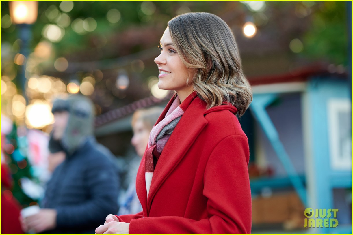 Aimee Teegarden & Tanner Novlan Go Back To High School in Hallmark's ...