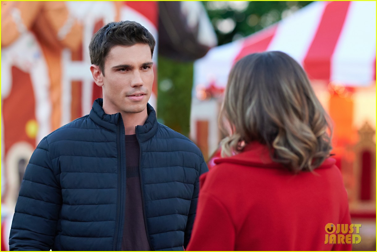 Aimee Teegarden & Tanner Novlan Go Back To High School in Hallmark's ...