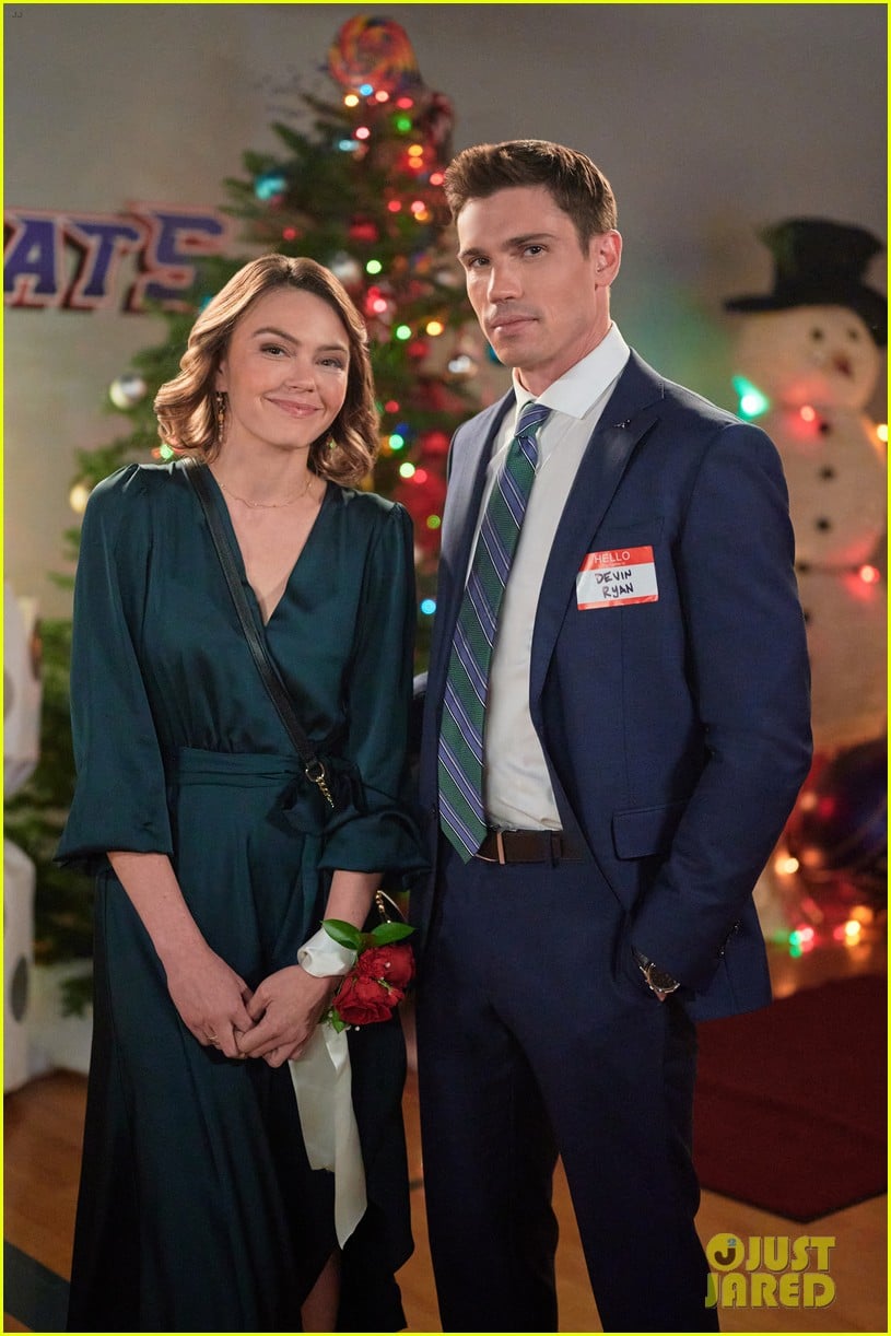 Aimee Teegarden & Tanner Novlan Go Back To High School in Hallmark's ...