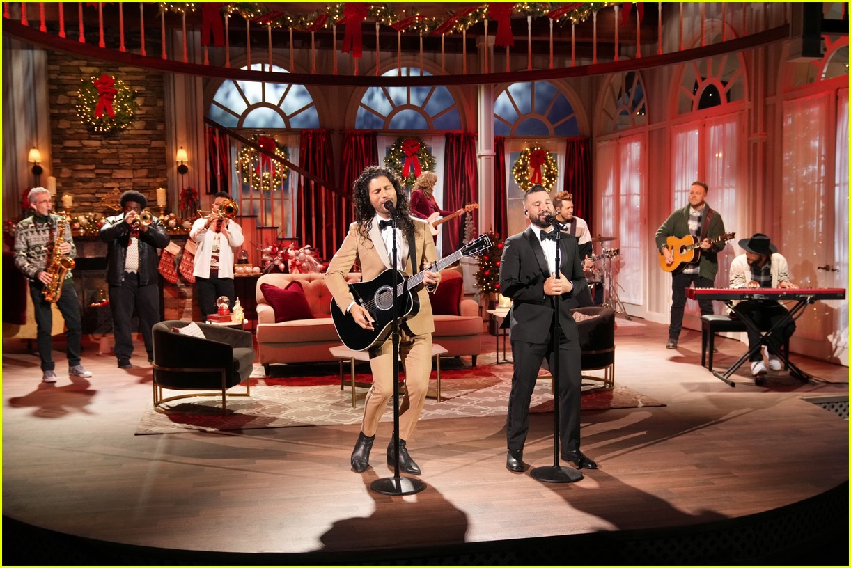 ABC's CMA Country Christmas 2022 - Performers List & Songs Revealed ...