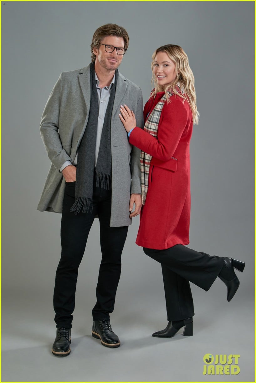 Katrina Bowden Give Christopher Russell The Gift of Color in Hallmark's 'The Most Colorful Time ...
