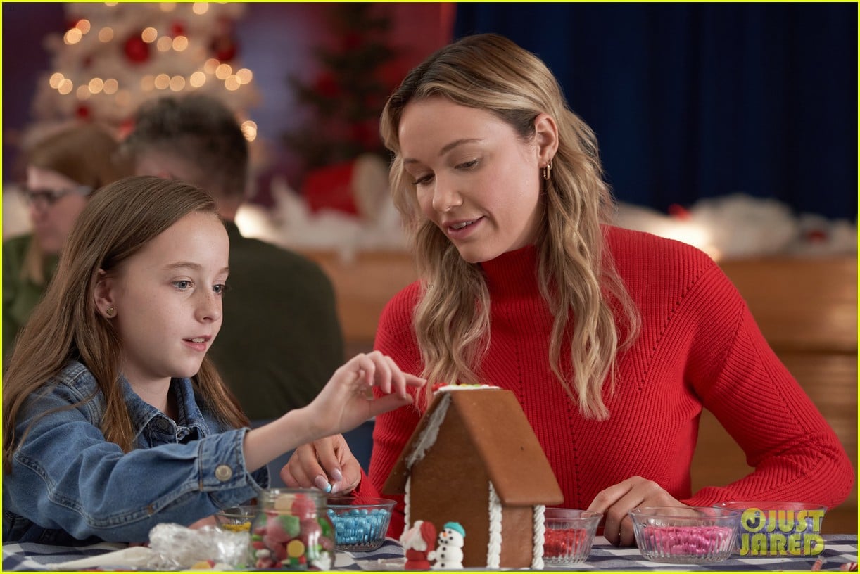 Katrina Bowden Give Christopher Russell The Gift of Color in Hallmark's 'The Most Colorful Time ...