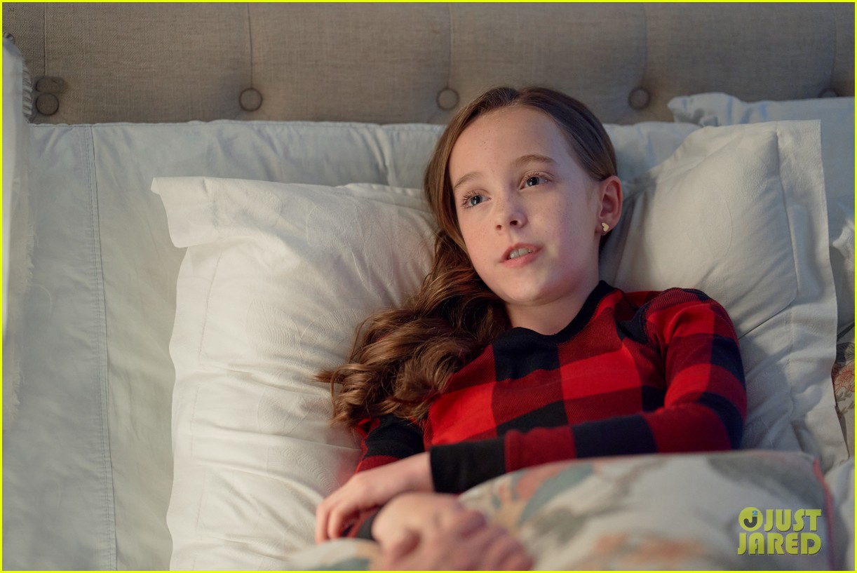 Katrina Bowden Give Christopher Russell The Gift of Color in Hallmark's ...