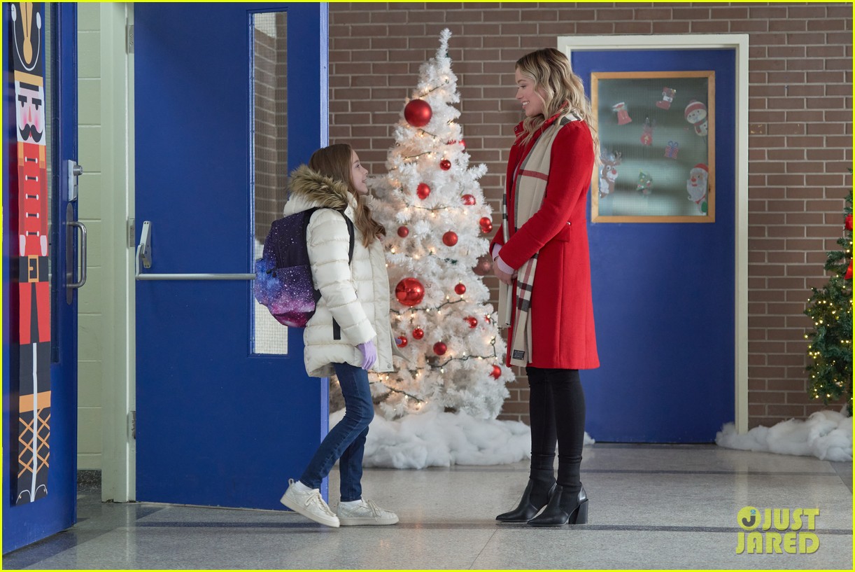 Katrina Bowden Give Christopher Russell The Gift of Color in Hallmark's 'The Most Colorful Time ...