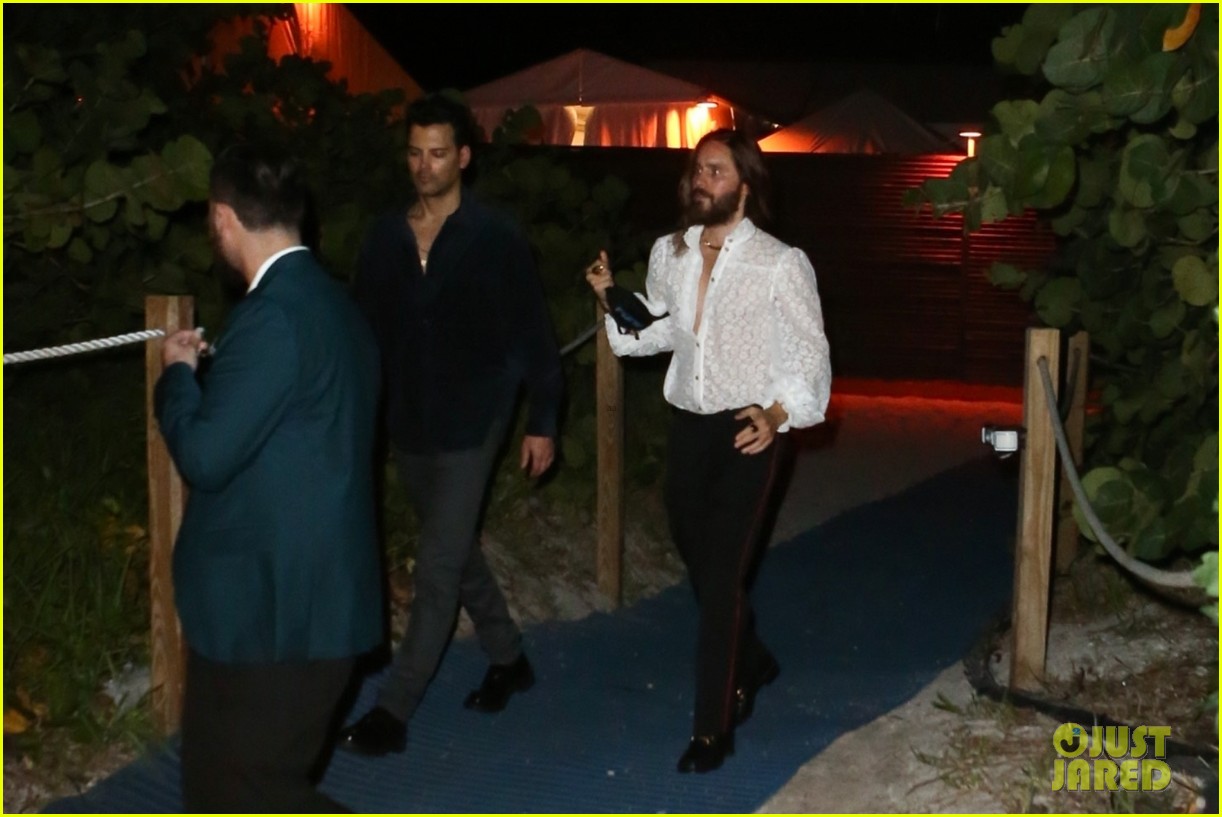 Leonardo DiCaprio Parties for a Good Cause with Friends Tobey Maguire ...