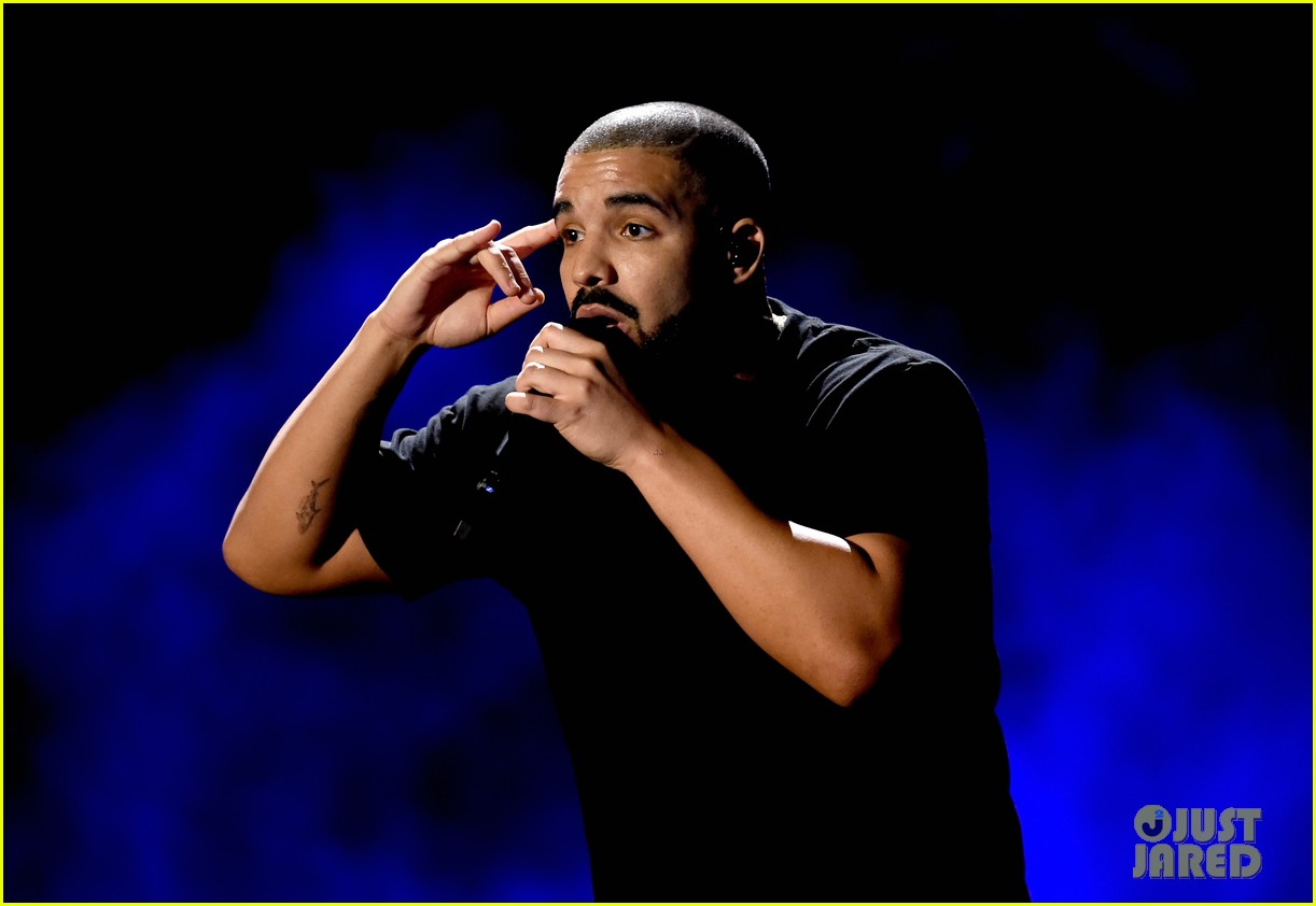 Drake Teases Plans to Tour In 2023 After Shows Were Postponed: Photo ...