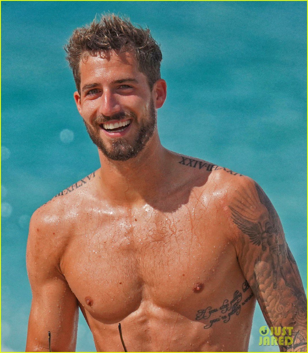 Model Izabel Goulart & Fiance Kevin Trapp Wore Santa Hats to the Beach ...