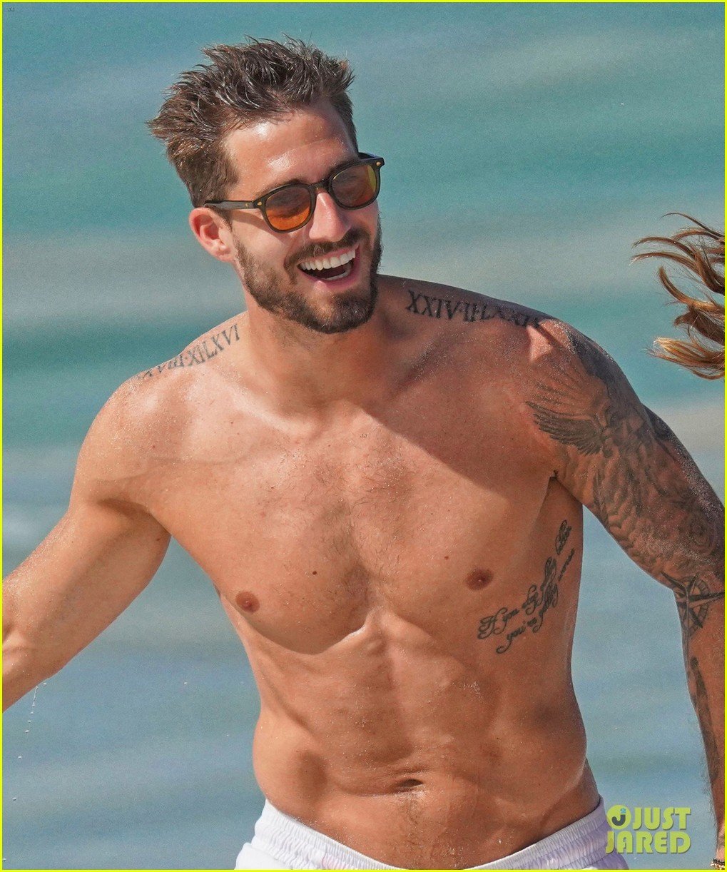 Model Izabel Goulart & Fiance Kevin Trapp Wore Santa Hats to the Beach ...