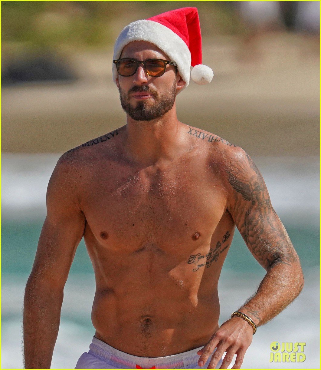 Model Izabel Goulart & Fiance Kevin Trapp Wore Santa Hats to the Beach ...