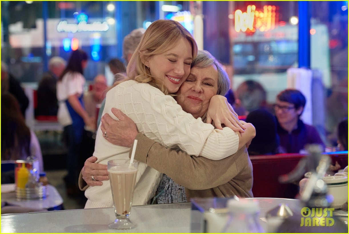 Yael Grobglas Reveals Filming Hallmark's 'Hanukkah on Rye' Was 'Tricky ...