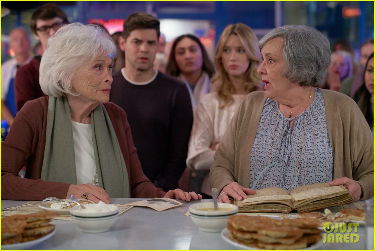 Yael Grobglas Reveals Filming Hallmark's 'Hanukkah on Rye' Was 'Tricky ...