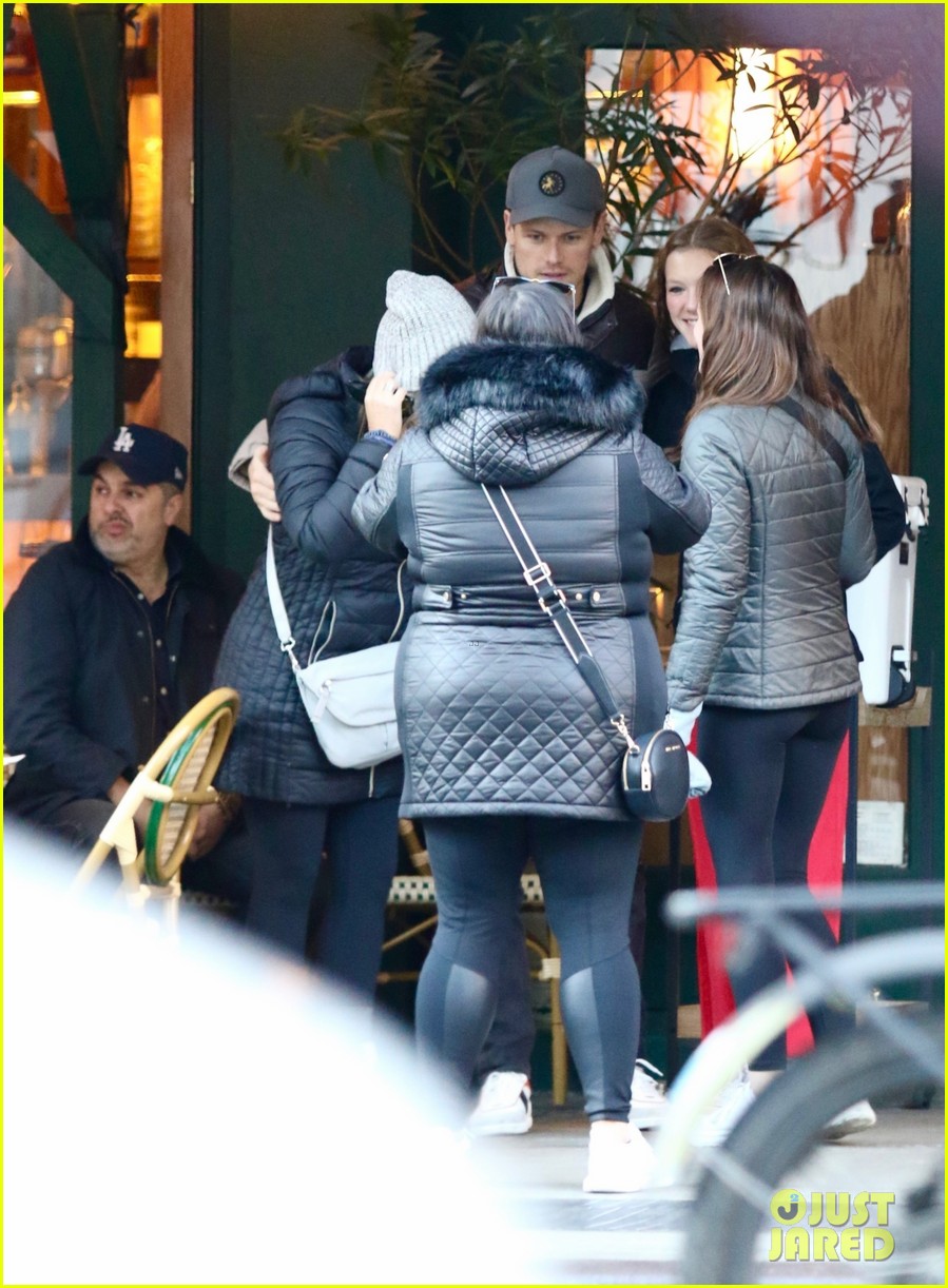 Sam Heughan Graciously Greets Lucky Fans During Lunch Outing in NYC ...