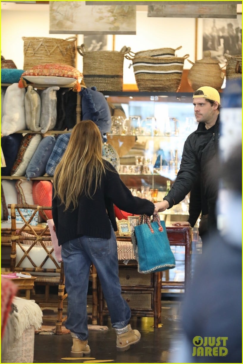 Jennifer Lopez Bundles Up in Fur Coat While Out Shopping in L.A.: Photo ...