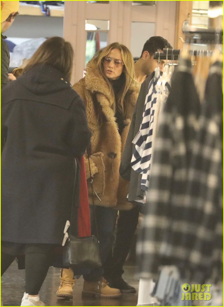 Jennifer Lopez Bundles Up in Fur Coat While Out Shopping in L.A.: Photo ...