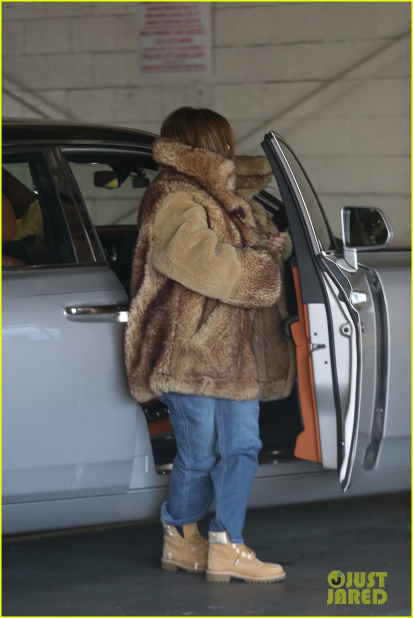 Jennifer Lopez Bundles Up in Fur Coat While Out Shopping in L.A.: Photo ...