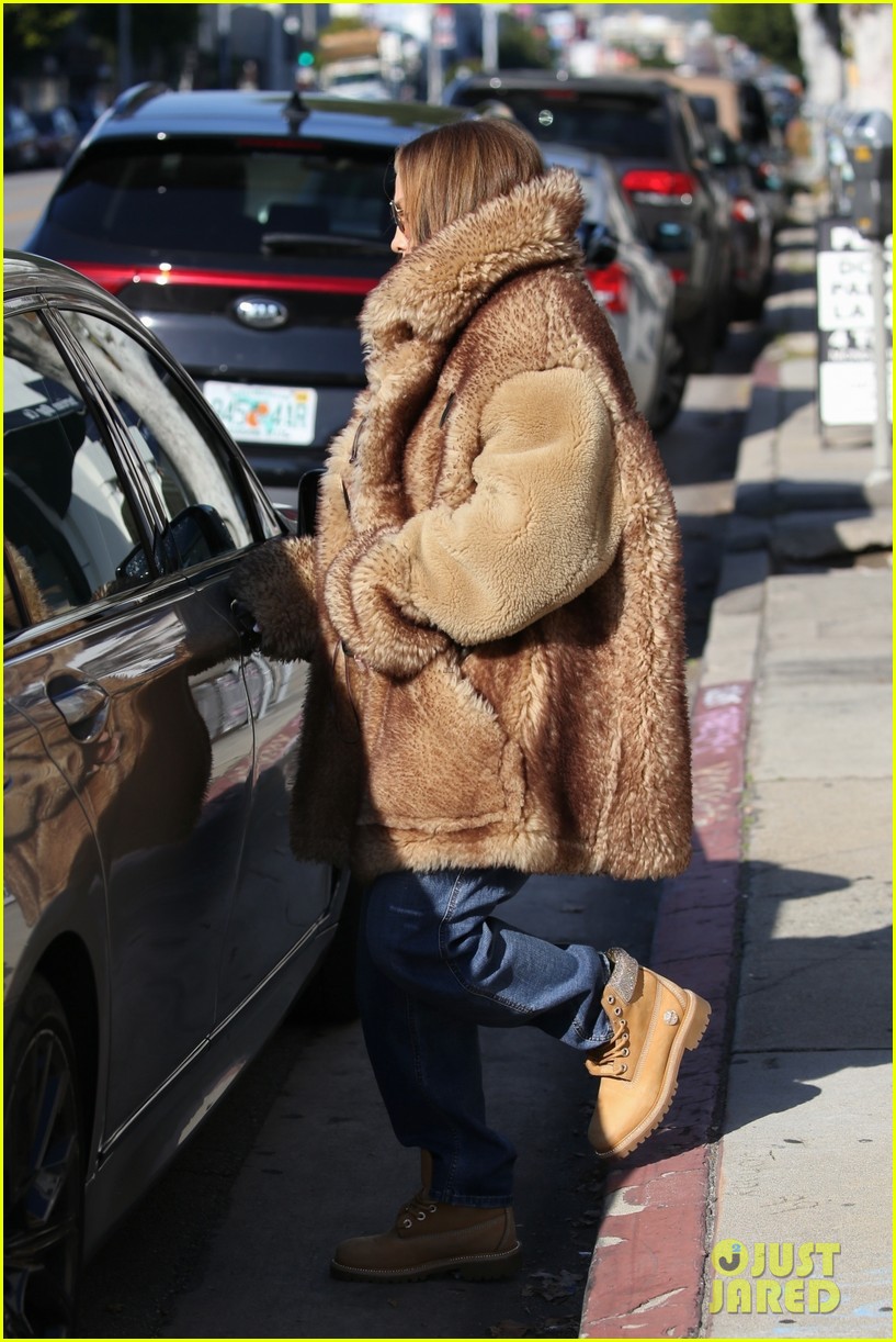 Jennifer Lopez Bundles Up in Fur Coat While Out Shopping in L.A.: Photo ...