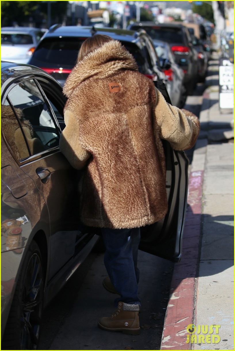 Jennifer Lopez Bundles Up in Fur Coat While Out Shopping in L.A.: Photo ...