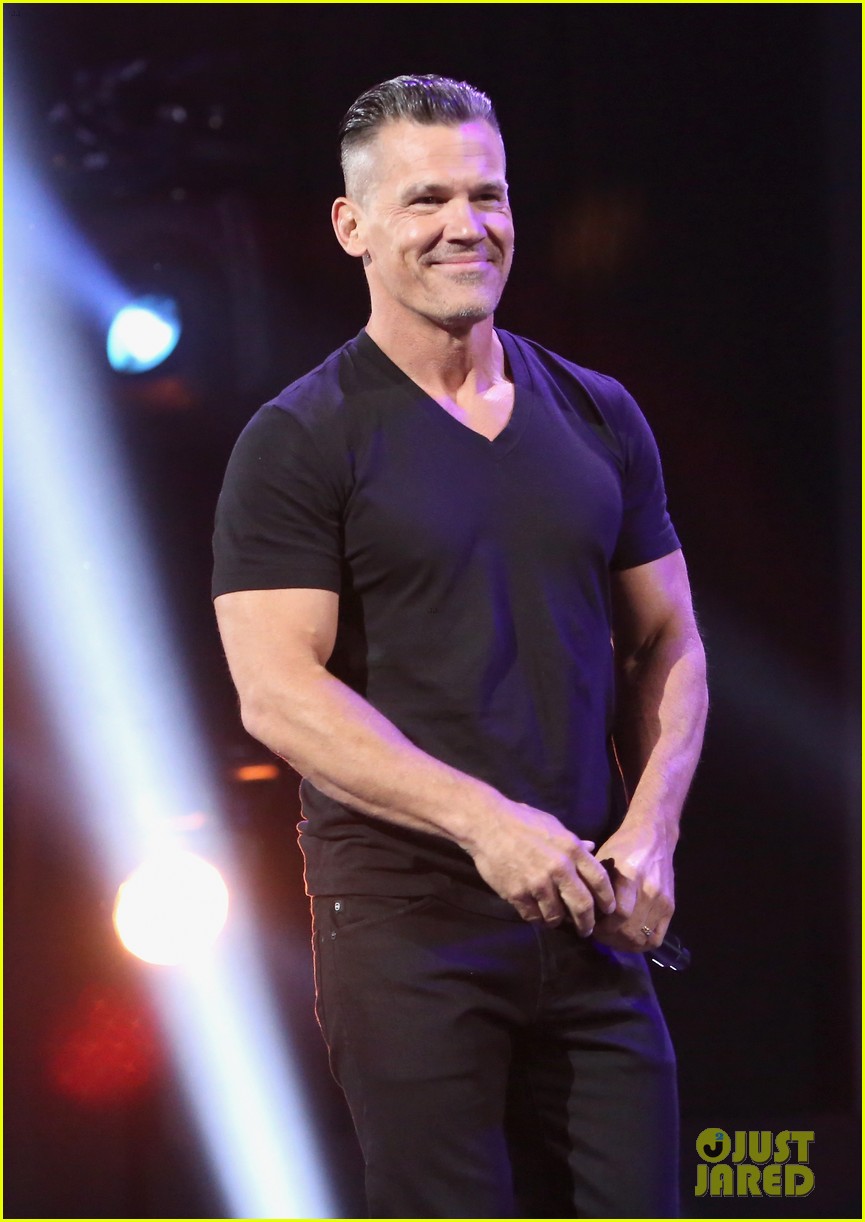 Josh Brolin Shows Off Toned Physique in Shirtless Selfie, Which He ...