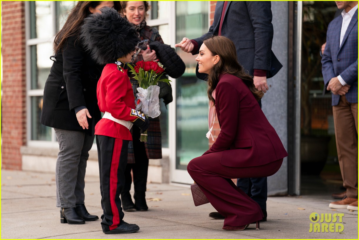 Kate Middleton Receives Flowers From Child Dressed As King's Guard ...