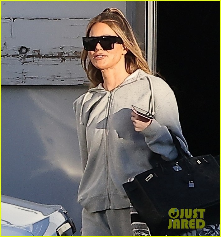 Khloe Kardashian Goes Cozy in Sweats While Running Errands in L.A ...
