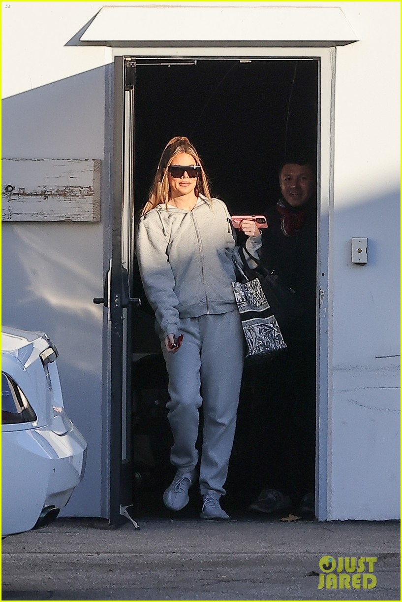 Khloe Kardashian Goes Cozy in Sweats While Running Errands in L.A ...