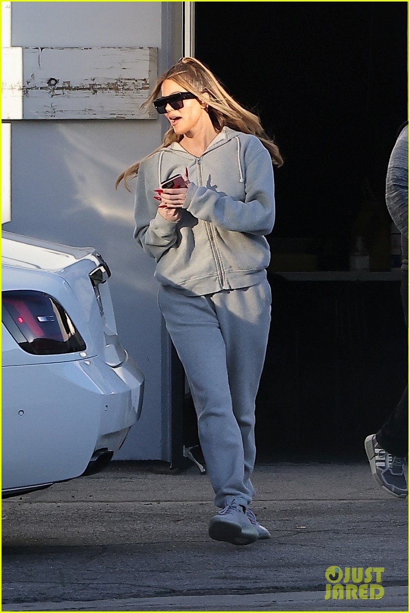 Khloe Kardashian Goes Cozy in Sweats While Running Errands in L.A ...
