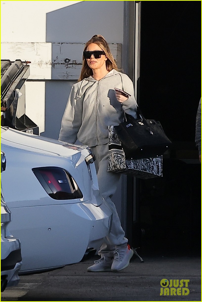 Khloe Kardashian Goes Cozy in Sweats While Running Errands in L.A ...