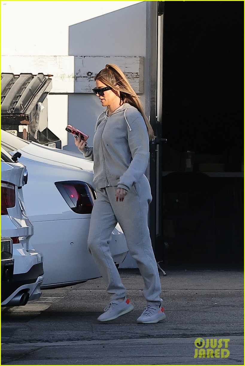 Khloe Kardashian Goes Cozy in Sweats While Running Errands in L.A ...