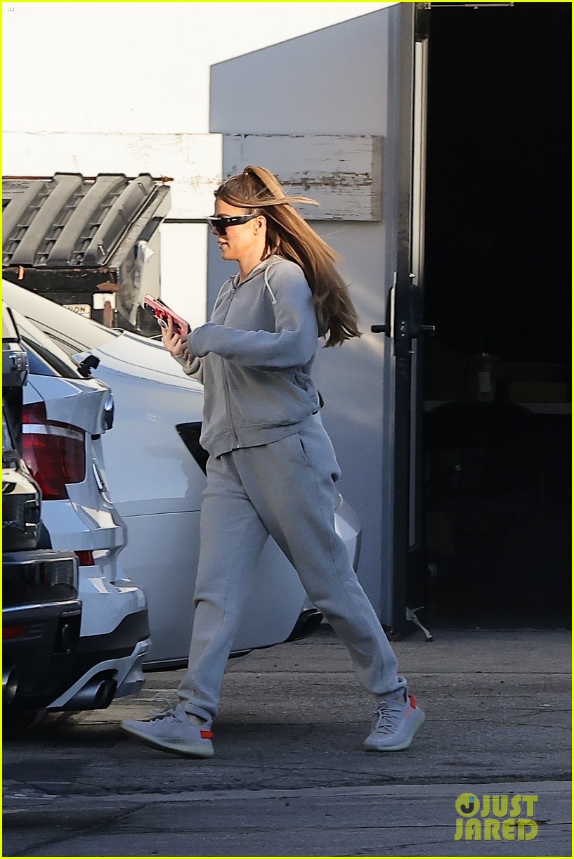 Khloe Kardashian Goes Cozy in Sweats While Running Errands in L.A ...