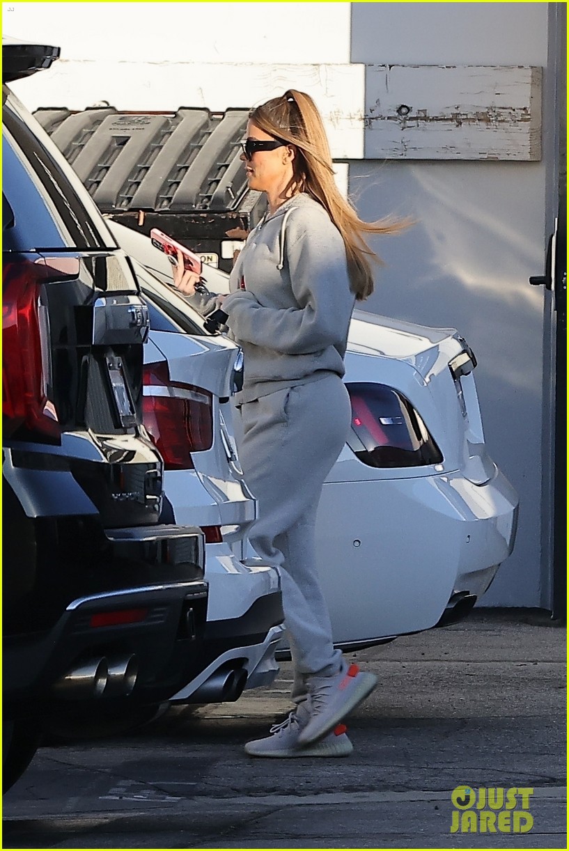Khloe Kardashian Goes Cozy in Sweats While Running Errands in L.A ...