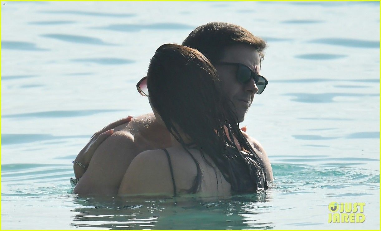 Mark Wahlberg & Wife Rhea Hit the Beach on Vacation in Barbados: Photo ...