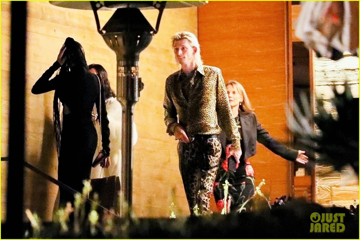 Megan Fox & Machine Gun Kelly Celebrate Christmas Eve By Eating Dinner ...