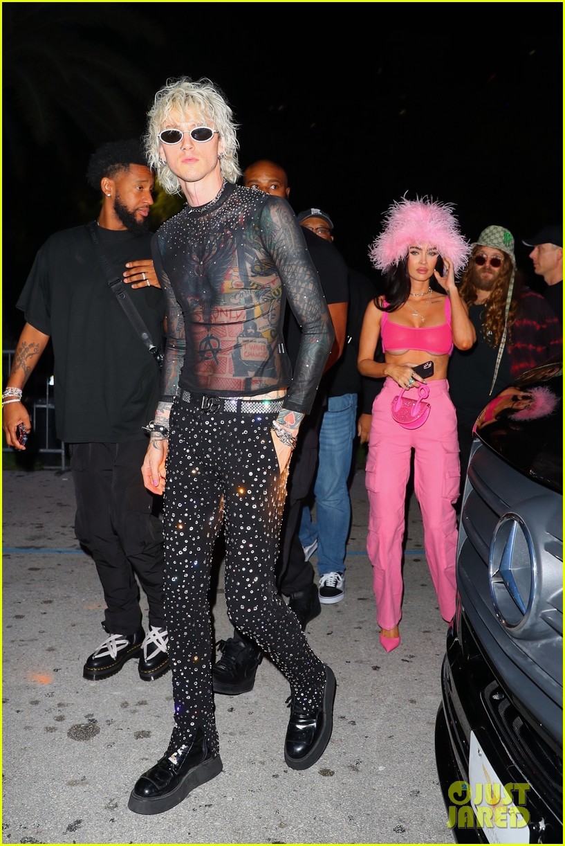 Photo: megan fox pink fuzzy hat miami mgk audacy beach festival 04 ...