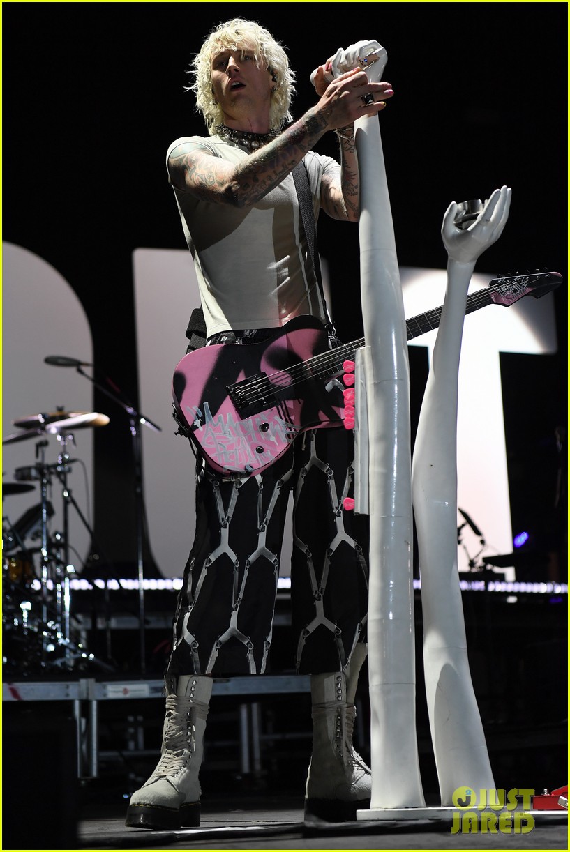 Megan Fox Wears Pink Fuzzy Bucket Hat To Machine Gun Kelly's Concert ...