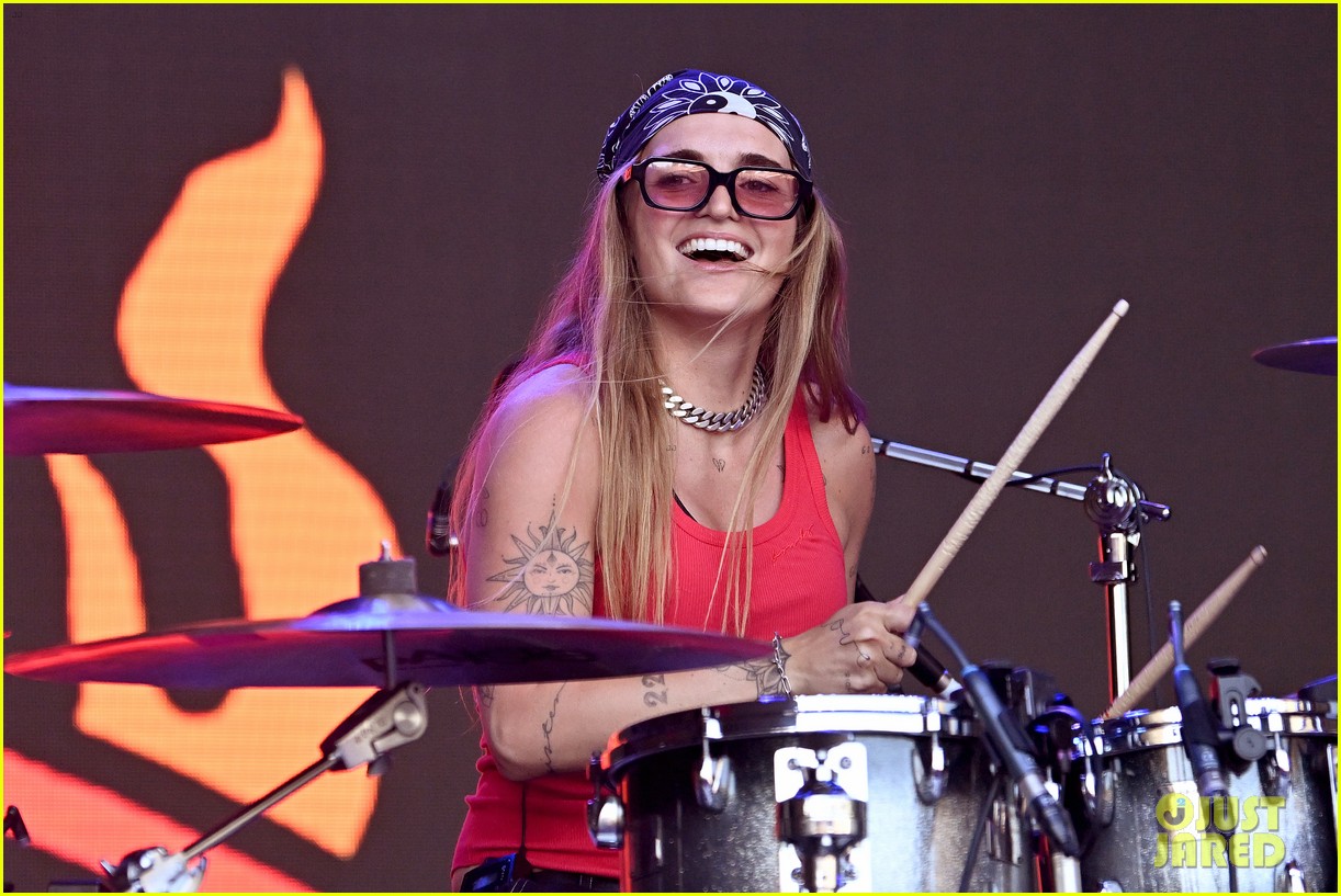 Chrishell Stause Cheers on Partner G Flip at Falls Festival Melbourne ...