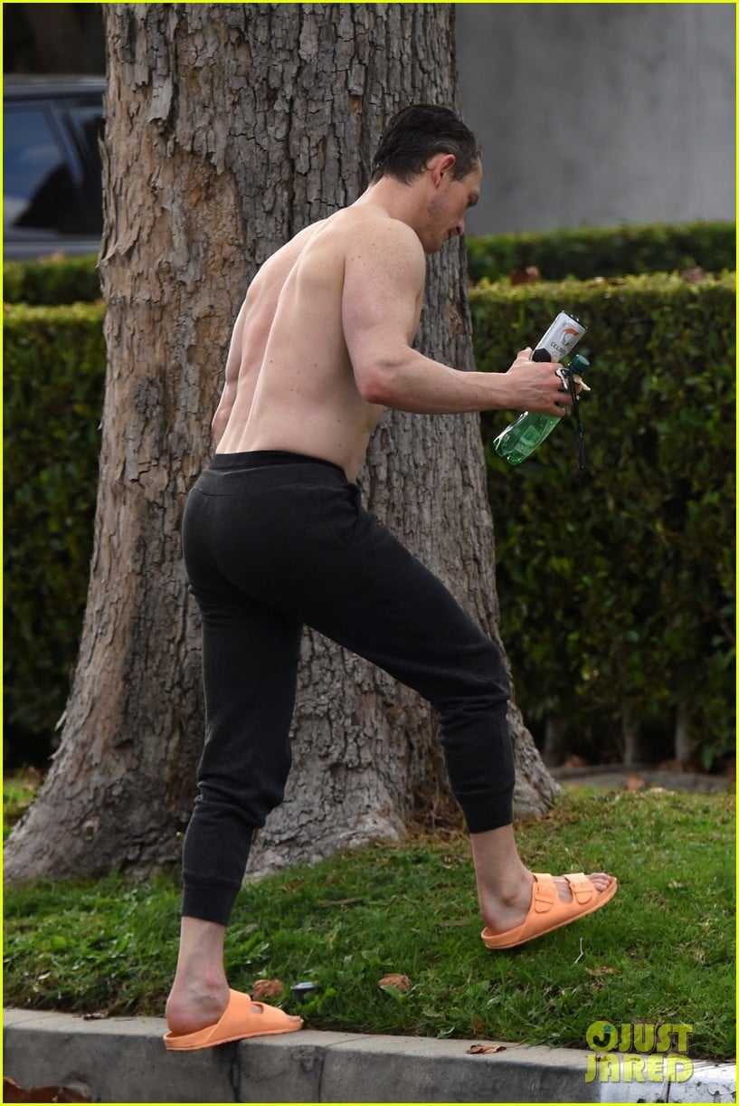 'Echoes' Actor Jonathan Tucker Bares Muscular Physique While Going ...