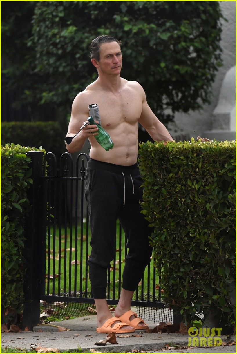 'Echoes' Actor Jonathan Tucker Bares Muscular Physique While Going ...