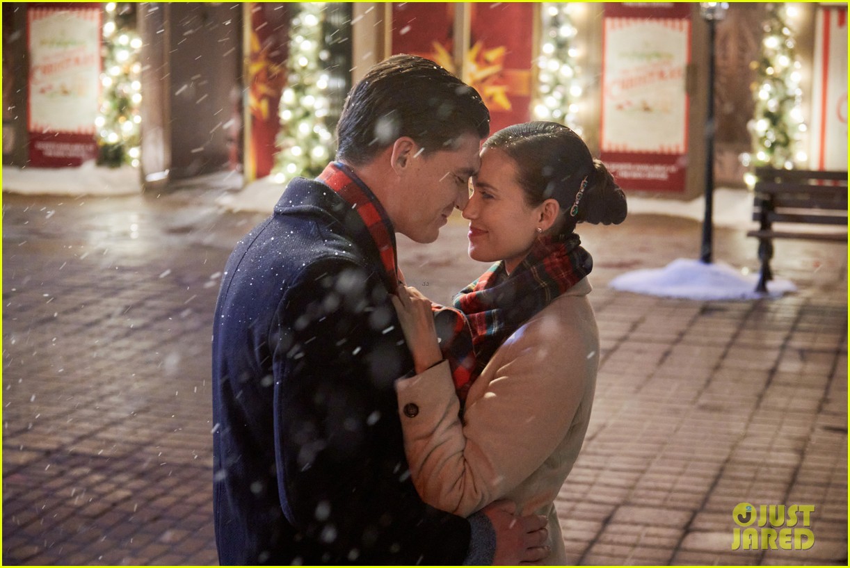 Torrey DeVitto & Zane Holtz Debate Who The True Author of 'Twas The ...