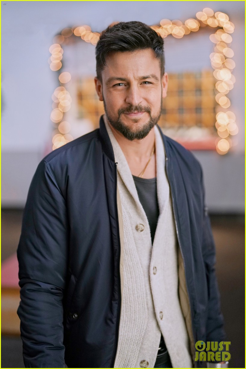 Hallmark Star Tyler Hynes Talks All About His Santa Boot Shot Holiday ...