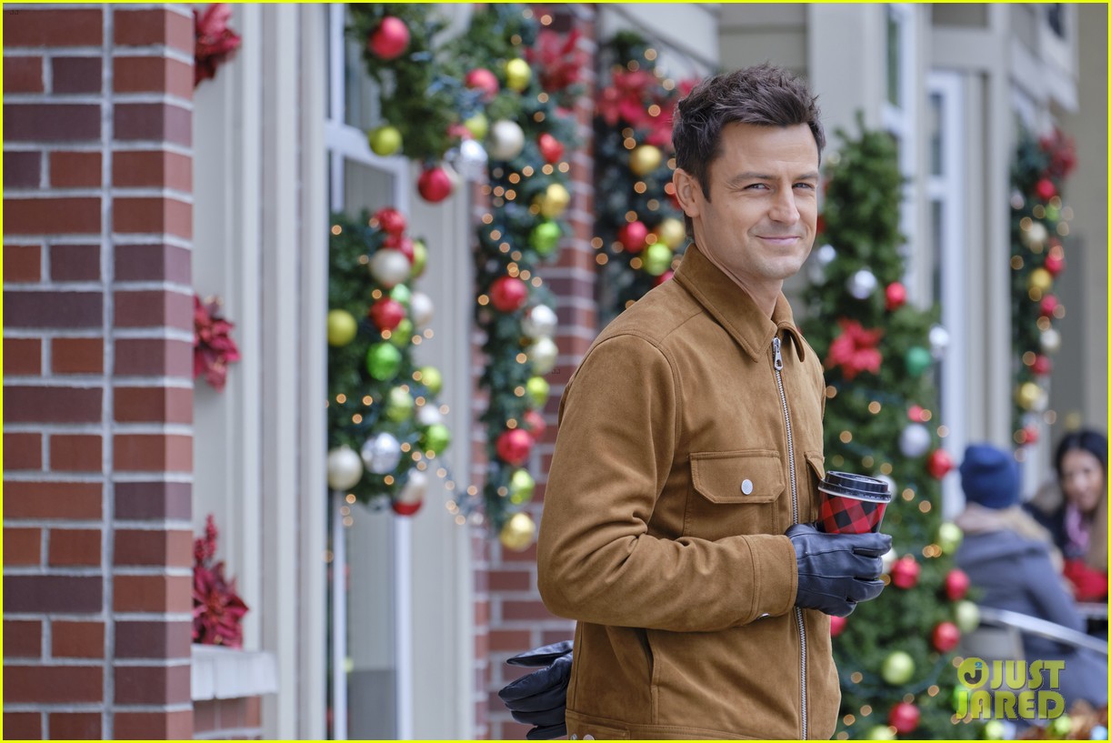 Hallmark Star Tyler Hynes Talks All About His Santa Boot Shot Holiday ...