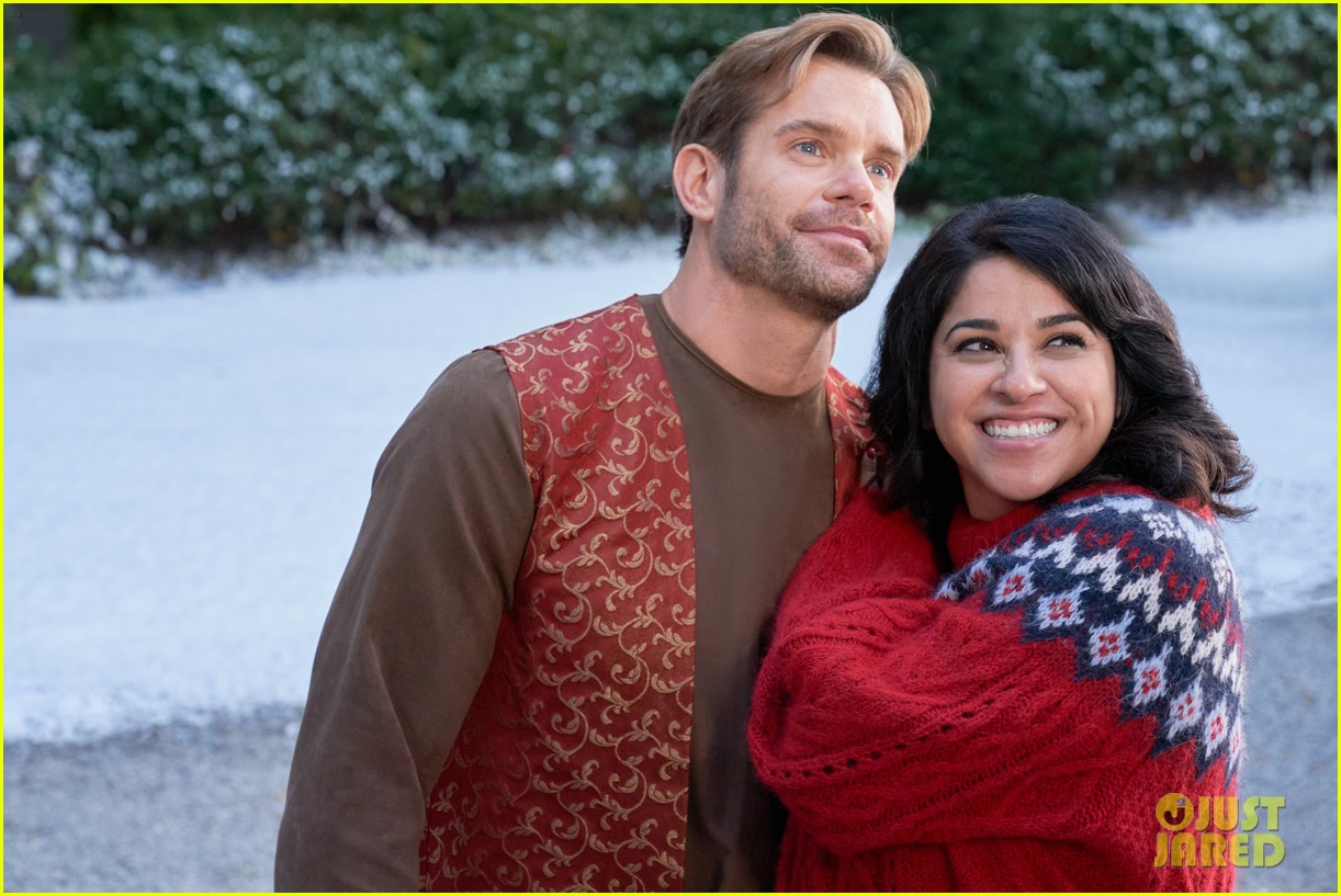 Noemi Gonzalez Makes Her Hallmark Debut in 'Undercover Holiday' With ...