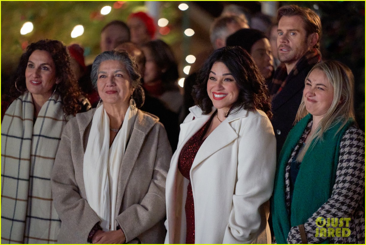 Noemi Gonzalez Makes Her Hallmark Debut in 'Undercover Holiday' With ...