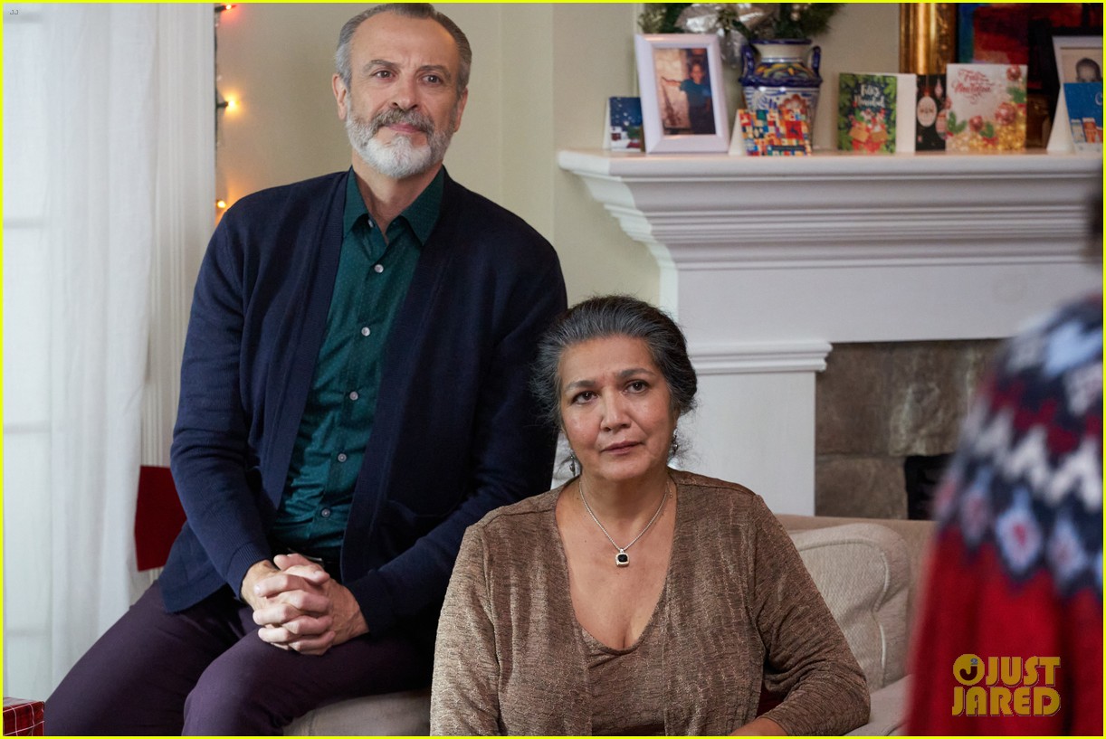 Noemi Gonzalez Makes Her Hallmark Debut in 'Undercover Holiday' With ...